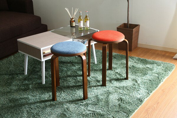 キッチンのちょい掛けに便利な布張りスツール●料理中のひと休みに最適なコンパクトタイプ。持ち運びも楽々で家中の様々な場所で使えます。●座面はサラッとした布張りで冬場の座った時のひんやり感がありません。●丸みを持たせたモダンなデザインで角がなく...