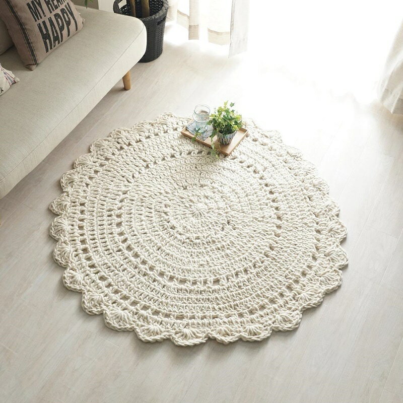 ウール100％のレース編みのような可愛い円形ニットラグ。ウールの極太糸のざっくりとした風合いのレース編みが可愛い。商品詳細サイズ直径85cm材質素材 ウール100％ 梱包 折り畳みカラーアイボリー機能ホットカーペット・床暖対応 洗濯不可生産...