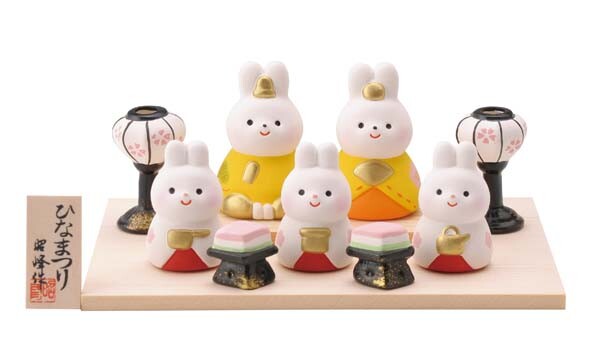 ◆「3月3日のひな祭り」縁起物の雛人形◆ 女の子の健やかな成長と、末永い幸福を祈って飾る縁起物の雛人形です。 陶製の雛人形は価格もサイズも手頃で、心を込めた贈り物にも自家用にも好適です。 かわいい豆飾りから、豪華な七段飾りまで幅広く取り揃え...
