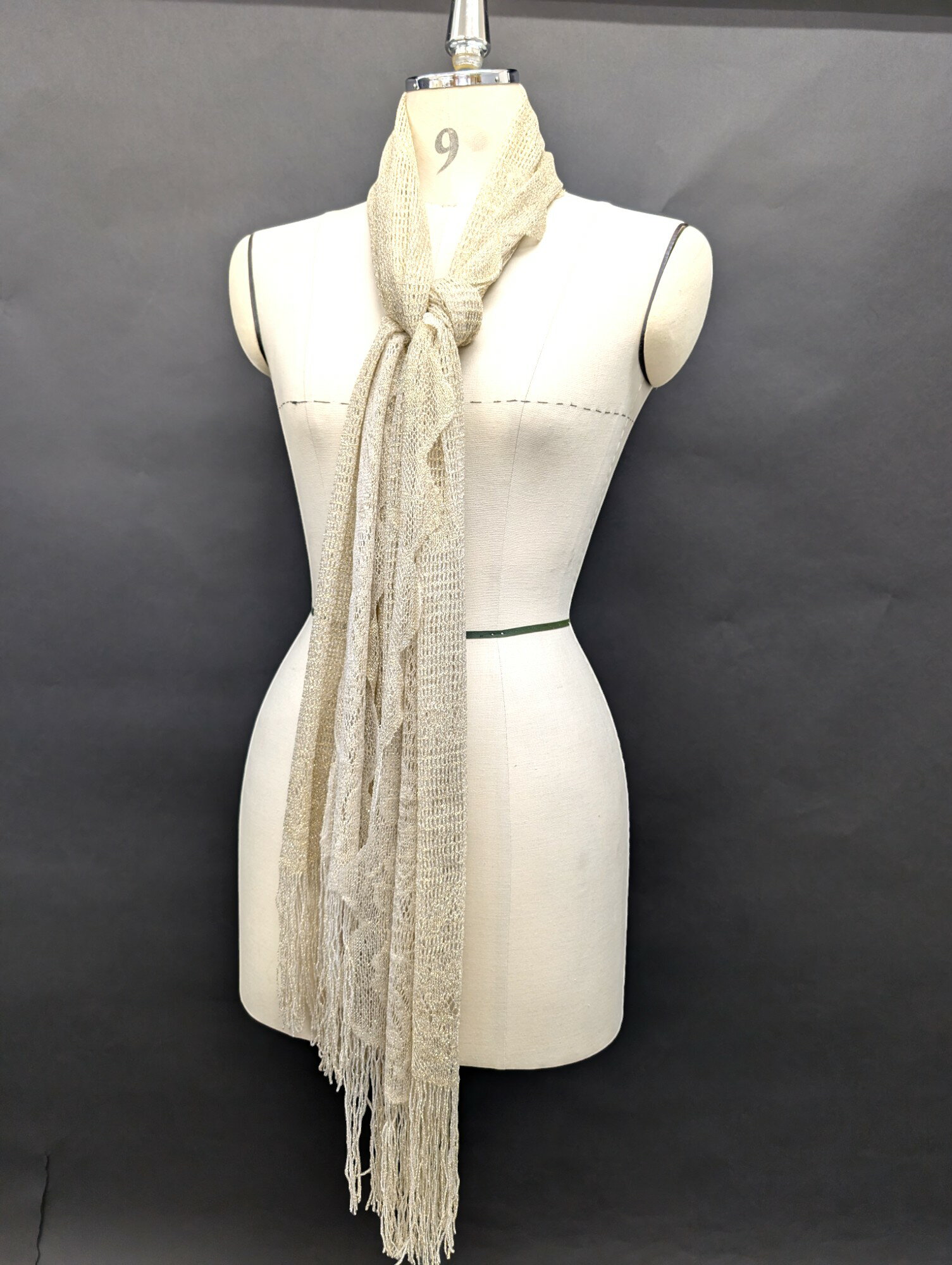 商品情報このエレガントなスカーフは、上品なカラーで、どんな見た目にも洗練されたアクセントを加えます。 軽やかで柔らかな素材は、着心地が良く、長時間の着用でも快適です。おり、光沢のある糸が織り込まれているため、光を受けると美しい輝きを放ちます...