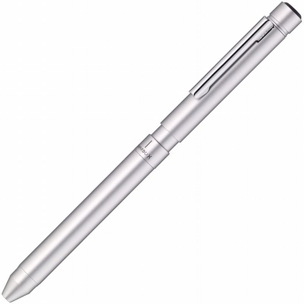 リフィルを自由に組み合わせて使用できる多機能ペン(別売りのボールペン芯2本+シャープ径を選ぶ) シャープとボールペンを1本に搭載し回転くり出し式で使用することが可能 【商品特長】 創造促すこだわり仕様として、「ペン振った際のガタつき」を従来...
