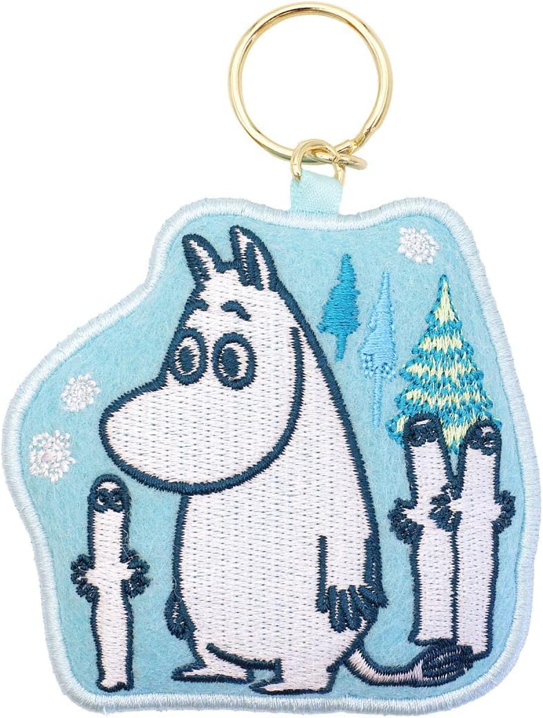 冬を楽しむムーミンたちのアートシリーズ 【特長】綿入りのふっくらした刺繍キーホルダー 【使い方】バッグにつけてチャームとしても可愛い 【サイズ】80mm×80mm×10mm 【材質】綿・ポリエステル