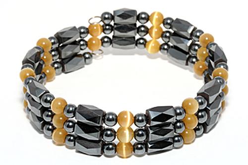 磁気ヘマタイト3連に、キャッツアイ4mmを組み合わせました。ただいま、レビューを書いていただいたお客様に200円クーポンプレゼント!!