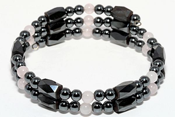 【仕様】磁気ヘマタイト4mm、変形カット各種ラウンドビーズ4mm【特徴】コイルを用い、全体の長さが可変のブレスレットです。磁気＋パワーストーン効果で、ちょっとオシャレに健康になりたい人向けです。ニ連タイプですが、4mmビーズを使っております...