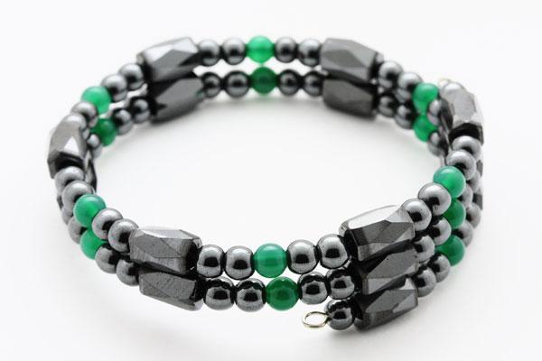 【仕様】磁気ヘマタイト4mm、変形カット各種ラウンドビーズ4mm【特徴】コイルを用い、全体の長さが可変のブレスレットです。磁気＋パワーストーン効果で、ちょっとオシャレに健康になりたい人向けです。ニ連タイプですが、4mmビーズを使っております...