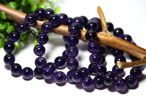 【特徴】深みのある濃い紫色が上品なアメジストのブレスレットです。【仕様】玉サイズ：約12mm玉数：約17玉内径：約17cm【原産地】ブラジル【パワーストーン】アメジスト：昼から夜へ移り変わる「逢魔が刻」、天は紫に染まります。ほんの僅かに保た...