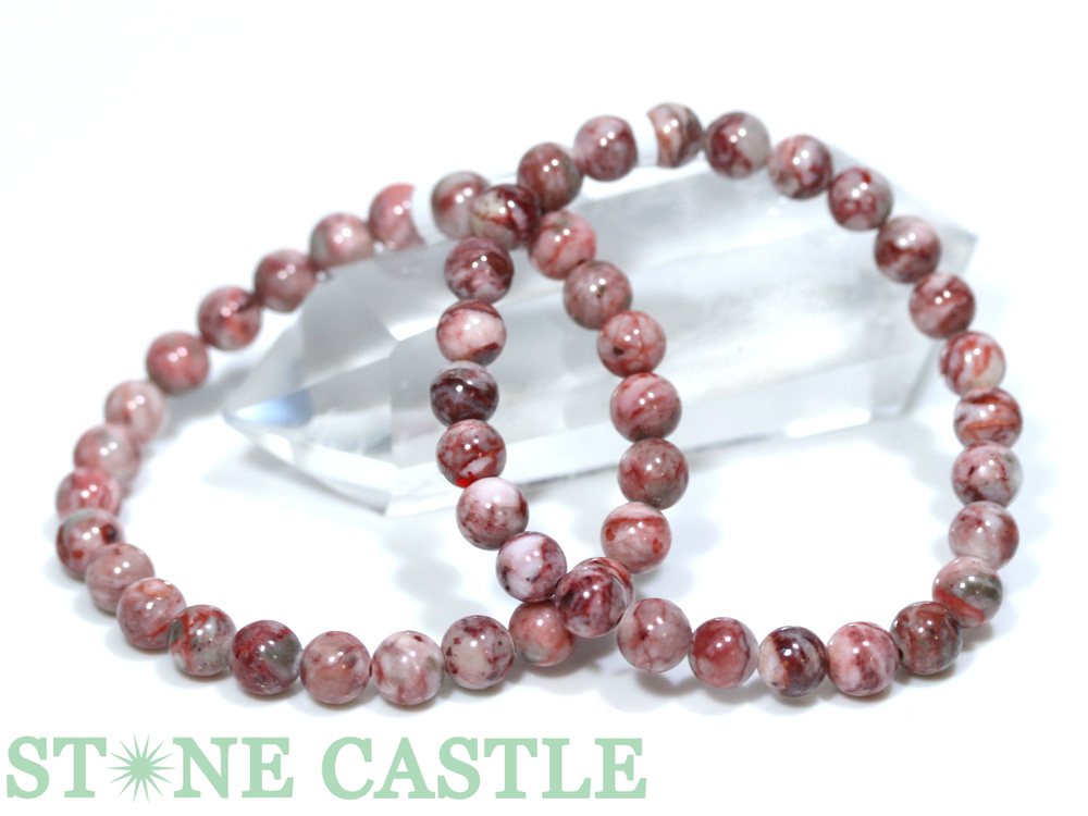 【特徴】シナバーの語源はペルシャ語やアラビア語で『龍の血』を意味します。また中国やインドでは『辰砂(しんしゃ)』と呼ばれています。古くから不老長寿や富の象徴として重宝されてきました。シナバーの貴重な原石を使用した、非常に贅沢なブレスレットが...