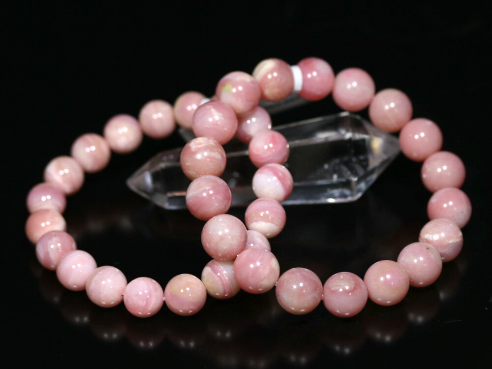 【特徴】4Aグレードに比べなピンク色の発色と照りが抜群です。かわいらしいピンク色が女性らしさをより一層引き立ててくれます。【仕様】玉サイズ：約12〜12.5mm玉数：約17玉内径：約16.5cm【パワーストーン】オパール：ネガティブな気持ち...