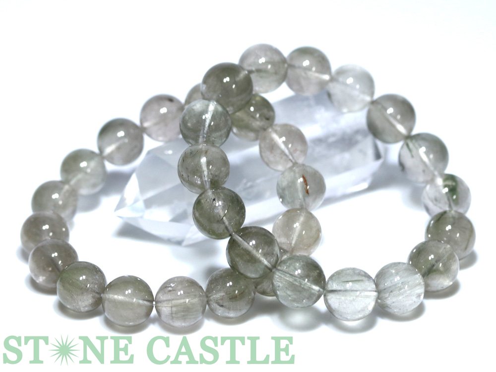 【特徴】優しいグリーンの水晶にルチルが内包されている山梨県産の水晶です。【仕様】玉サイズ：約14mm玉数：約15〜16玉内径：約17cm【パワーストーン】水晶：万能のパワーストーンとしてお馴染みです。邪気祓い、場の浄化の他、あらゆる開運のサ...