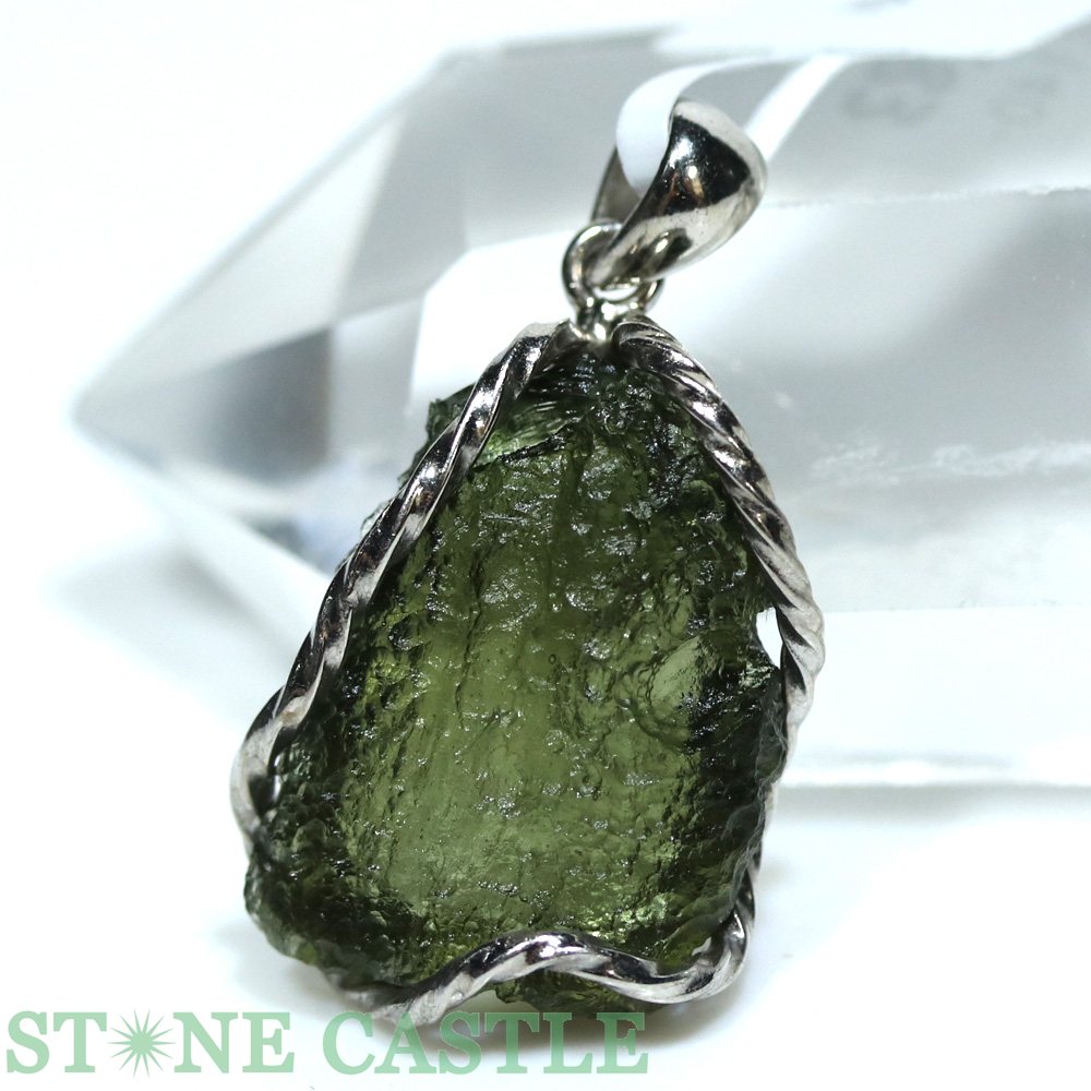 【特徴】隕石が地球に衝突した際に隕石の一部や地上の岩石などの物質が融けて空中に吹き飛ばされその際にガラス成分が冷えて形成された天然ガラスです。深い緑色が特徴のモルダバイトですが、光に透かした時の色合いもまた違った表情で美しいです。【仕様】サ...