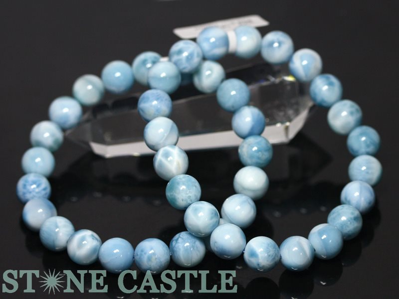 【特徴】海の水面を思わせるラリマー特有の模様がとても美しいです。爽やかなブルーが印象的な、高品質のラリマーを贅沢に使用したブレスレットになります。こちらの商品は内包物がほとんどない6Aグレードの高品質ラリマーです。【仕様】玉サイズ：約9.5...