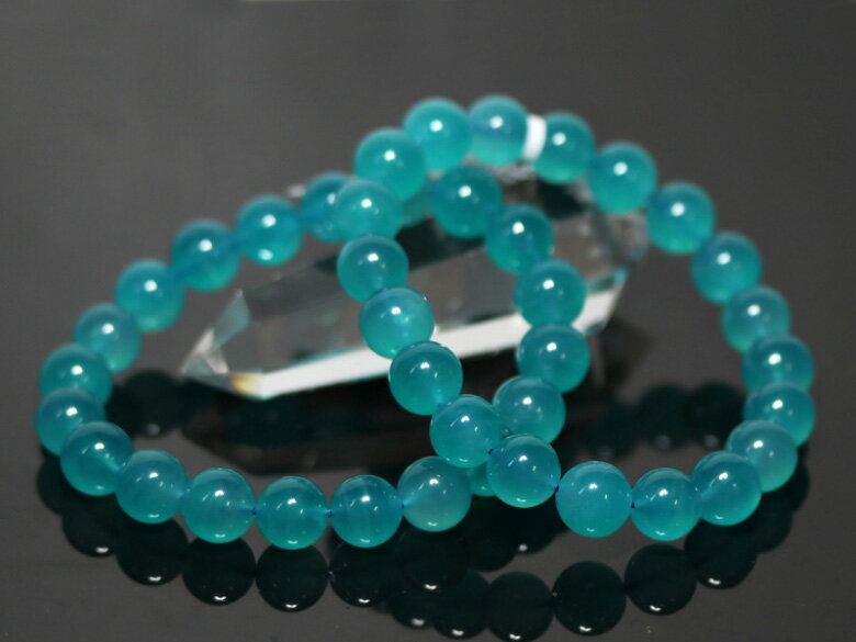 【特徴】爽やかな風が吹きぬける、そんなアマゾナイトが入荷しました。爽快感のあるミントグリーンに僅かながら透明感があり、瑞々しい今までとは全く異なるアマゾナイトです。主な構成はアマゾナイトですが、石英(シリカ)が混ざる事によりこの何とも言えな...