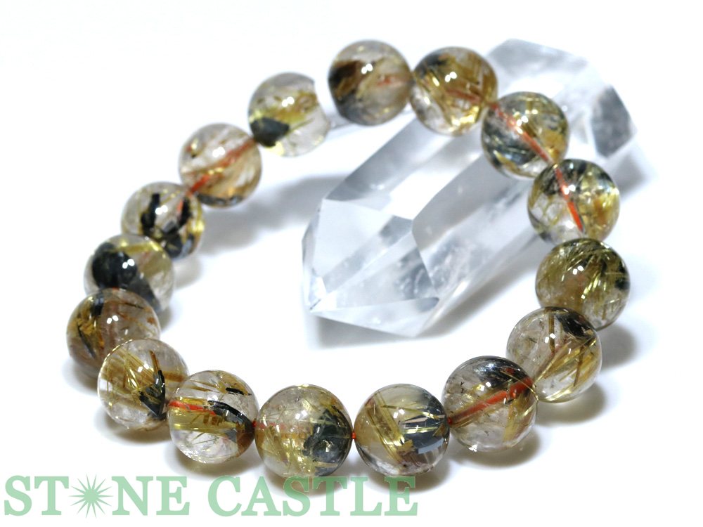 【特徴】『太陽タイチンルチルクォーツ』は文字通り太陽を表現したルチルクォーツ。黒いメタリックな鉱物であるヘマタイトから無数に伸びる金色の針が、まるで輝く太陽のようです。最高級グレードは圧倒的な金針の量と輝き、水晶の透明度、金針に対するヘマタ...