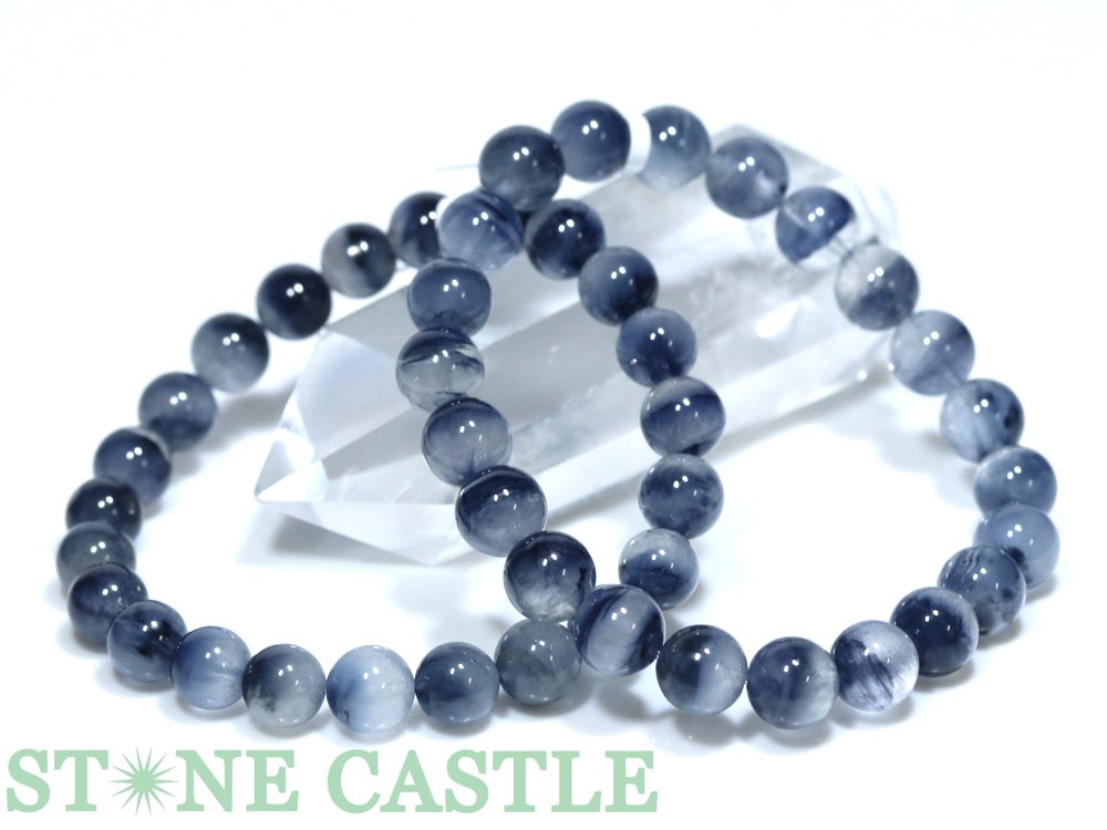 【特徴】数年ぶりにザギマウンテン産の希少なブルールチルクォーツが入荷いたしました！その姿はまるで、深い藍染めの布に光が差し込んだような、静謐(せいひつ)で上品な美しさ。ザギマウンテン産らしい乳白がかったクォーツの中に、藍色のラビットヘア状の...