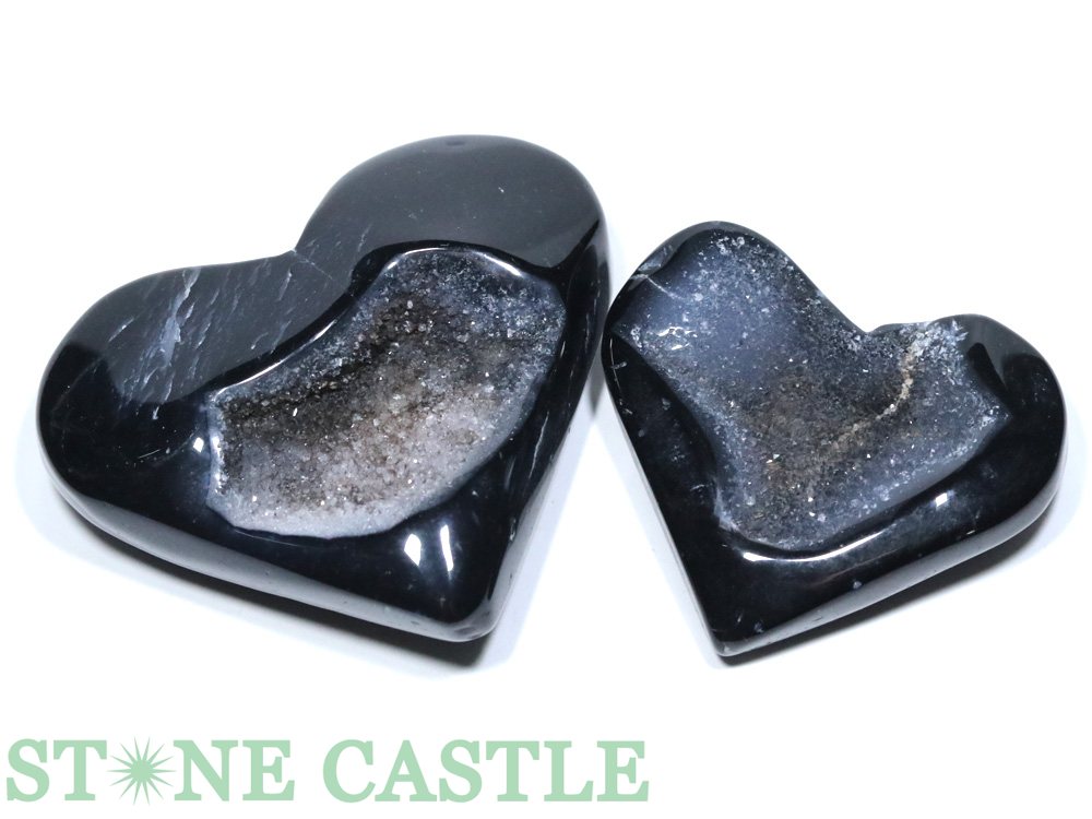 【特徴】漆黒の中に微細な結晶がきらめくドゥルージー加工のブラックサードオニキス。ハート型のフォルムが可愛らしくも力強く、空間に安定感と優しさをもたらします。魔除けや精神の安定に効果があるとされ、インテリアとしても存在感抜群。デスクや玄関など...