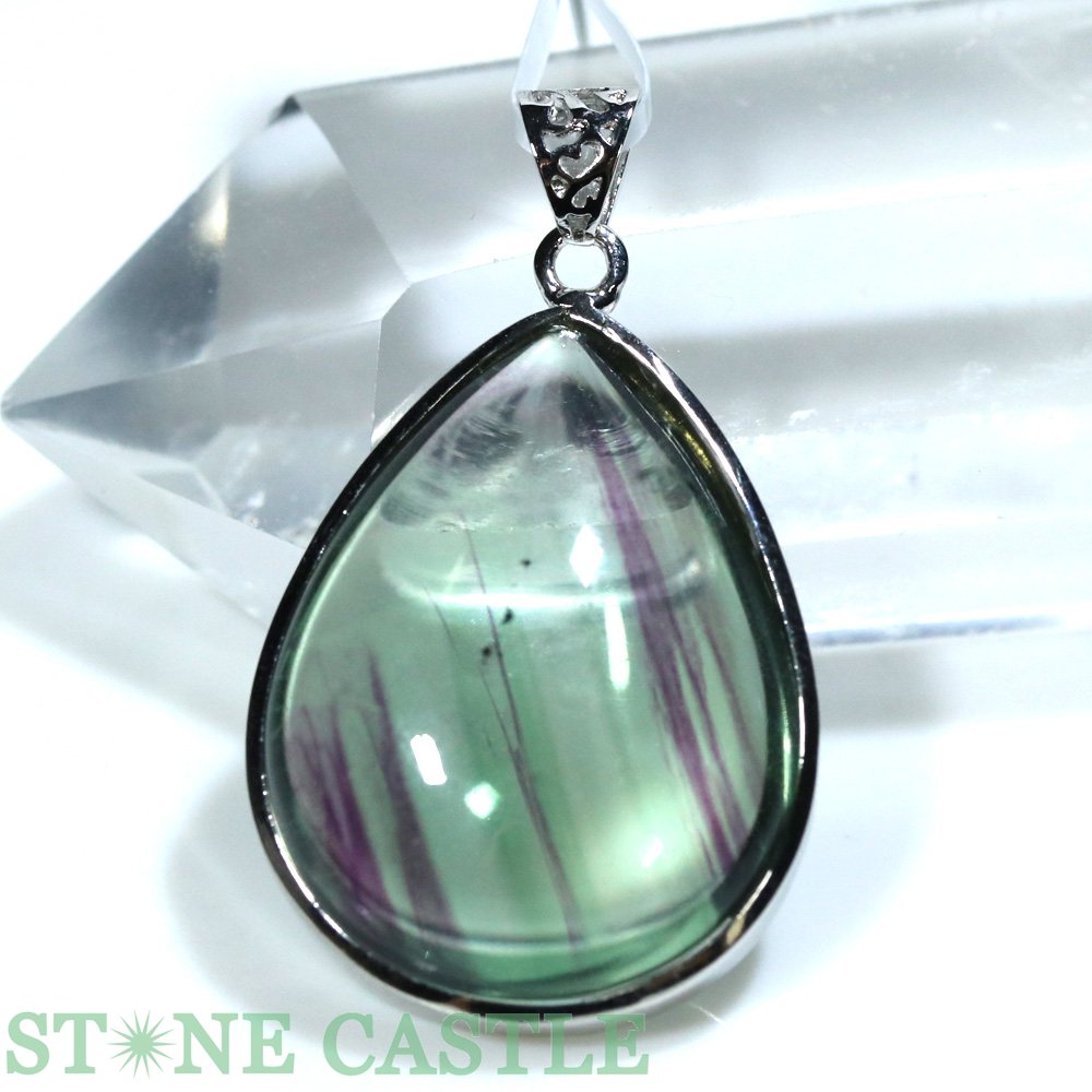 【特徴】透き通るような透明感が印象的で、光を透かして見るとより一層その鮮やかさに目を奪われてしまいます。透明感のあるグリーンを主体としてパープルの縞模様が大変美しいです。【仕様】サイズ：約31x24x10mm（バチカン含まず）金具：シルバー...