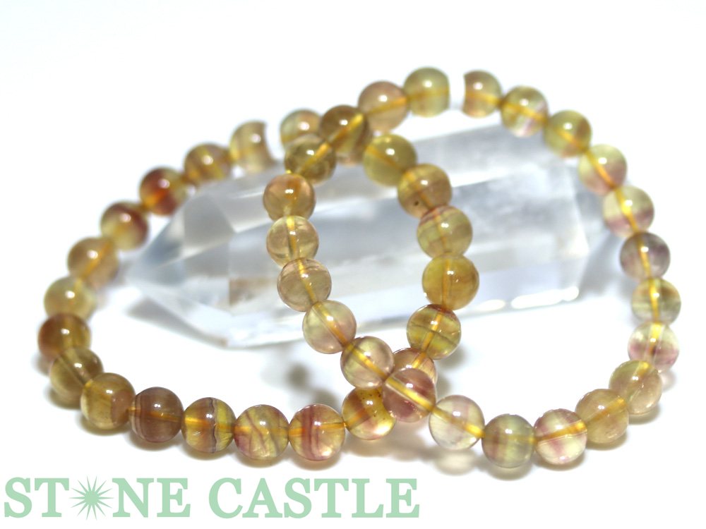 【特徴】フローライトの最高峰の産地と名高い中国湖南省産の珍しい金色に輝くゴールデンフローライトファントムブレスレットが新しく入荷いたしました！透明度の高さと珍しい金色の輝きが最大の特徴で、内部には幻想的なファントム層が幻想的な美しさを放って...