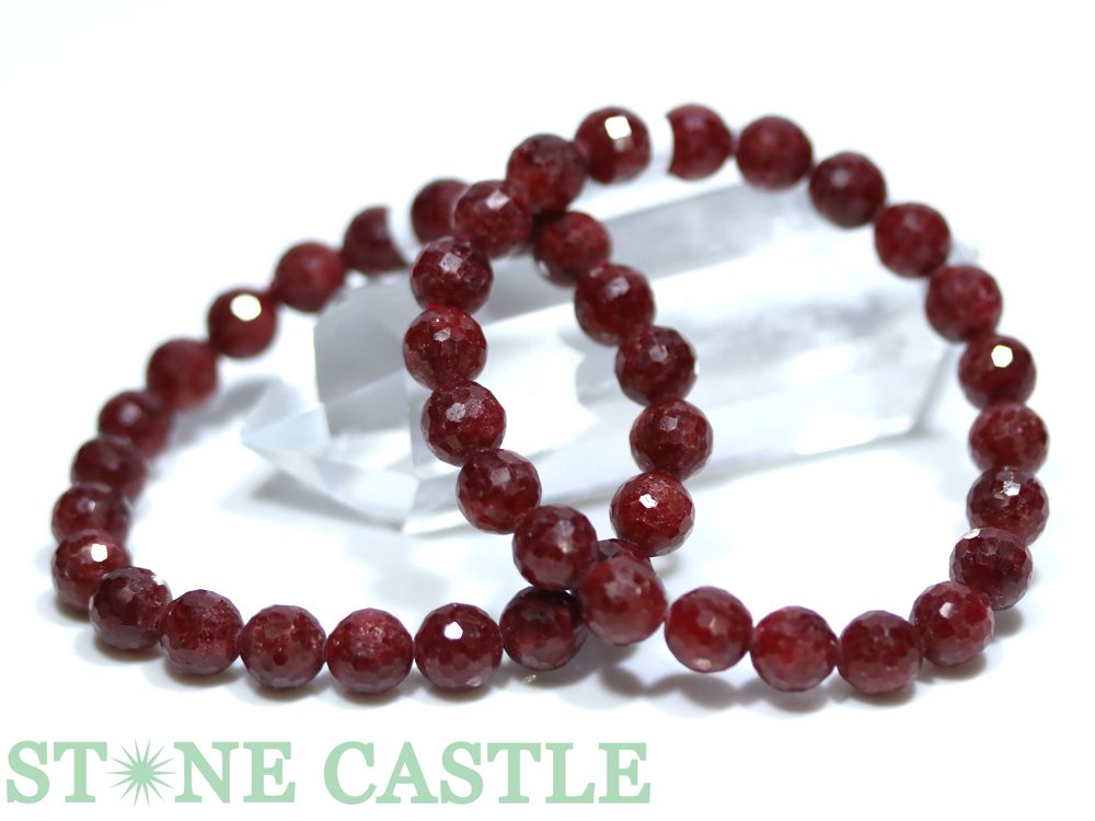 【特徴】果実のような美しい赤紫が大変美しいです。光を受け美しく煌めく様子はさすが宝石の女王のといった圧倒的存在感です。128面にカットされた珠がきらきらと輝きます。【仕様】玉サイズ：約8.5〜9mm玉数：約22玉内径：約15.5〜16cm【...