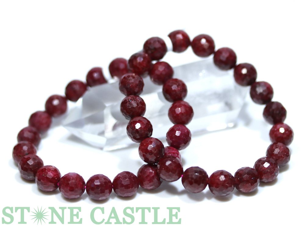 【特徴】果実のような美しい赤紫が大変美しいです。光を受け美しく煌めく様子はさすが宝石の女王のといった圧倒的存在感です。128面にカットされた珠がきらきらと輝きます。【仕様】玉サイズ：約10〜10.5mm玉数：約19玉内径：約16cm【パワー...