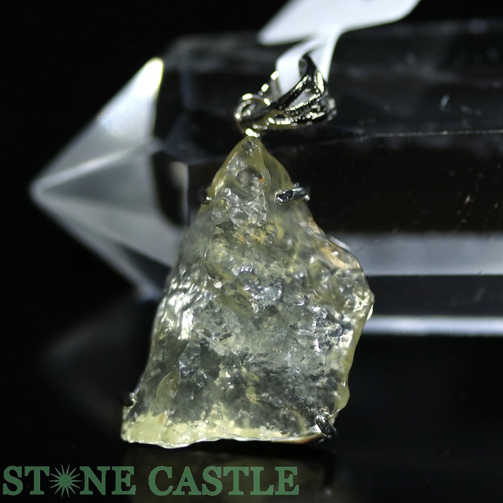 【特徴】隕石が地球に衝突した際に隕石の一部や地上の岩石などの物質が融けて空中に吹き飛ばされその際にガラス成分が冷えて形成された天然ガラスです。原石の形をそのまま活かしたペンダントは、世界に一つだけの形です！【仕様】サイズ：約26x18x10...