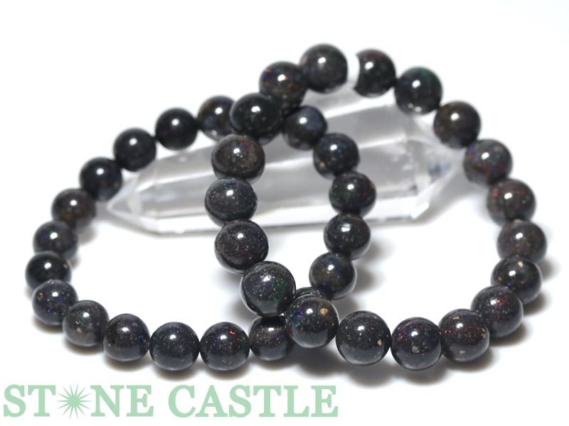 【特徴】オパールの中でも希少性が非常に高いブラックオパールが入荷！ブラックオパールはオーアストラリアの中でも、『ニューサウスウェールズ州北部ライトニングリッジ』でしか産出しないとされています。黒褐色の中にキラキラと輝く七色の遊色効果が大変美...