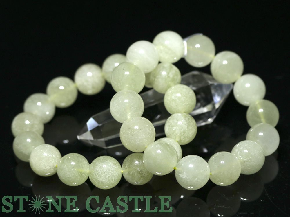 【特徴】別名『ツタンカーメンの秘宝』と呼ばれるリビアングラス。古代エジプト時代から神聖なる石として大切に扱われてきました。ギベオン、モルダバイトと並ぶ世界三大隕石と言っても過言ではありません。その起源はモルダバイトと同じく隕石が広大なリビア...