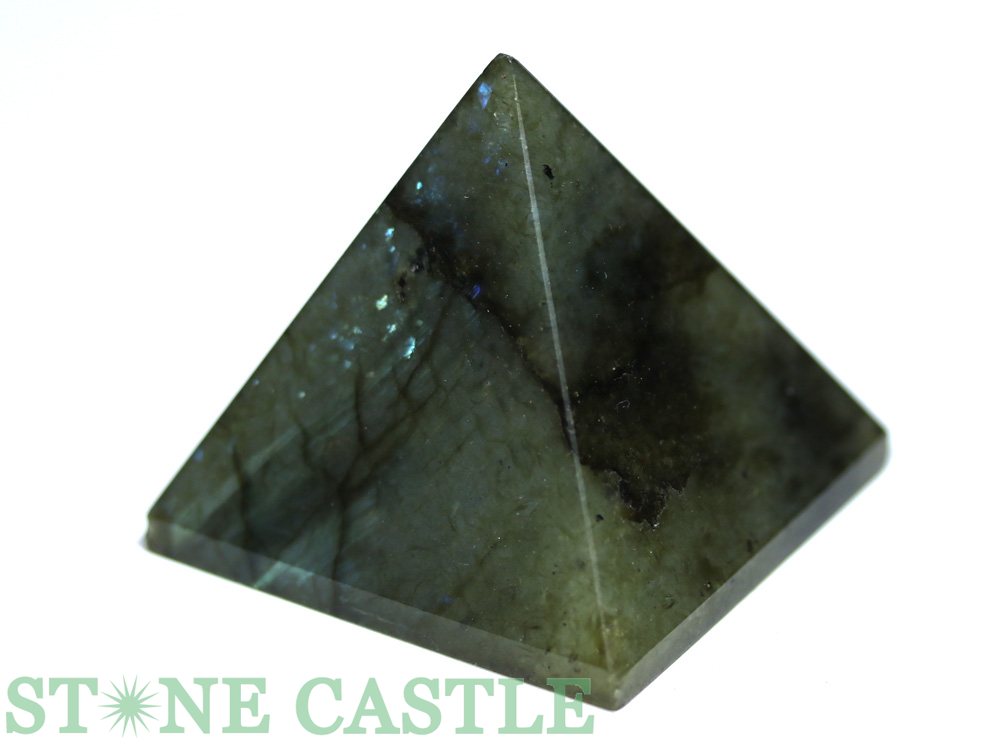 【特徴】光の角度によって美しいラブラドレッセンスが輝くピラミッドです。【仕様】サイズ：約48x47x49mm　重量：約120g【形のキーワード】ピラミッド：金字塔の象徴、宇宙、神秘、パワーの増幅、生命力の充実【パワーストーン】ラブラドライト...