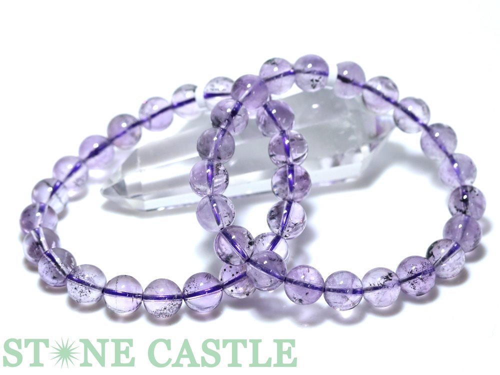 【特徴】ロマネサイトは水晶やアメジストに内包する事が非常に珍しい鉱物！ロマネサイト単体で見るとボコボコ、ゴツゴツした独特な形をしていますが、水晶やアメジストに内包されると、まるでタンポポの綿毛や毬藻のようにも見える不思議な鉱物です。透明度が...