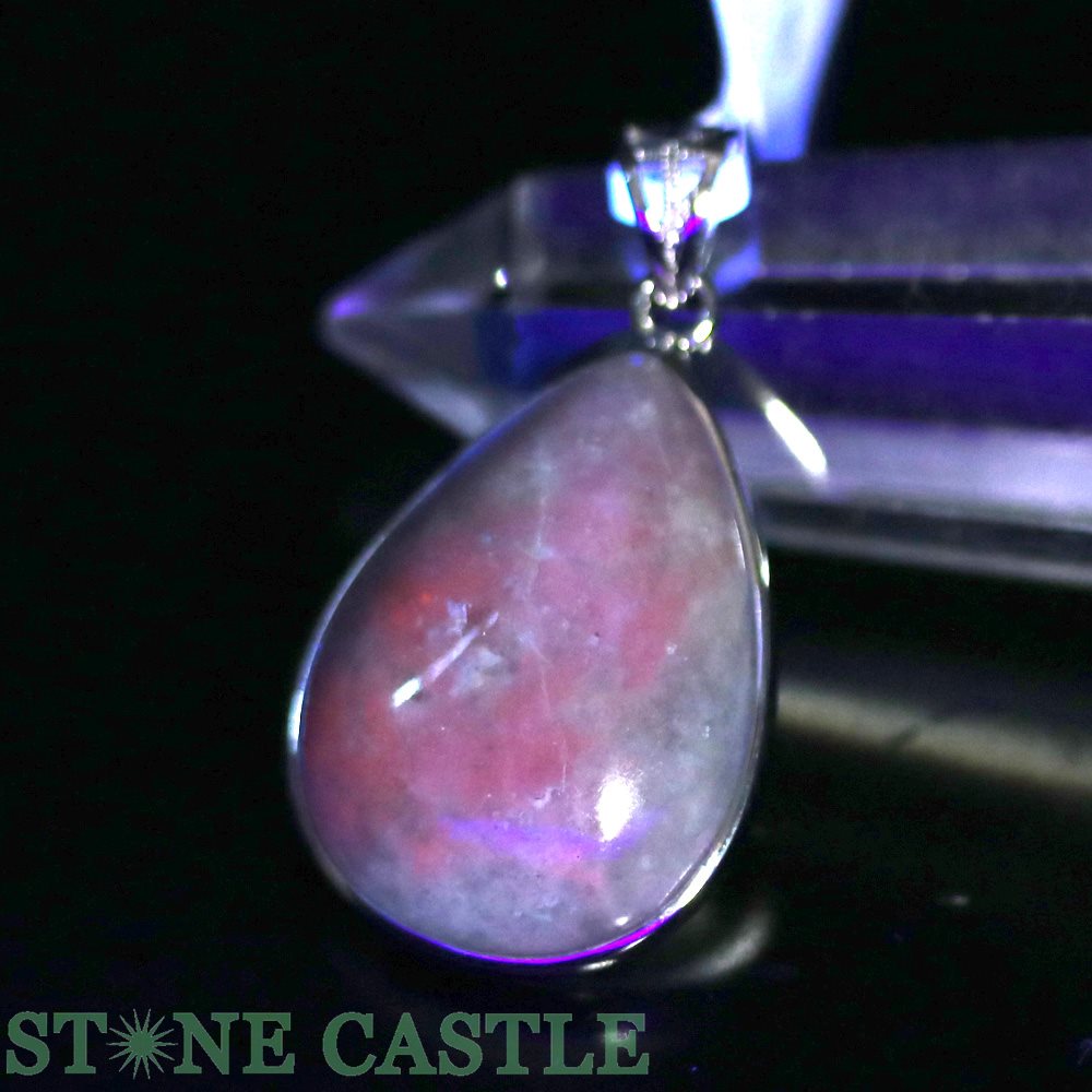 【特徴】このハックマナイトはソーダライトの変種です。ソーダライトと言えば、紺〜ブルーの定番石としてお馴染みの石ですが、ハックマナイトとなるとその希少性はグッと高まります。世界中で採れるソーダライトですが、ハックマナイトとなると産地は限られて...