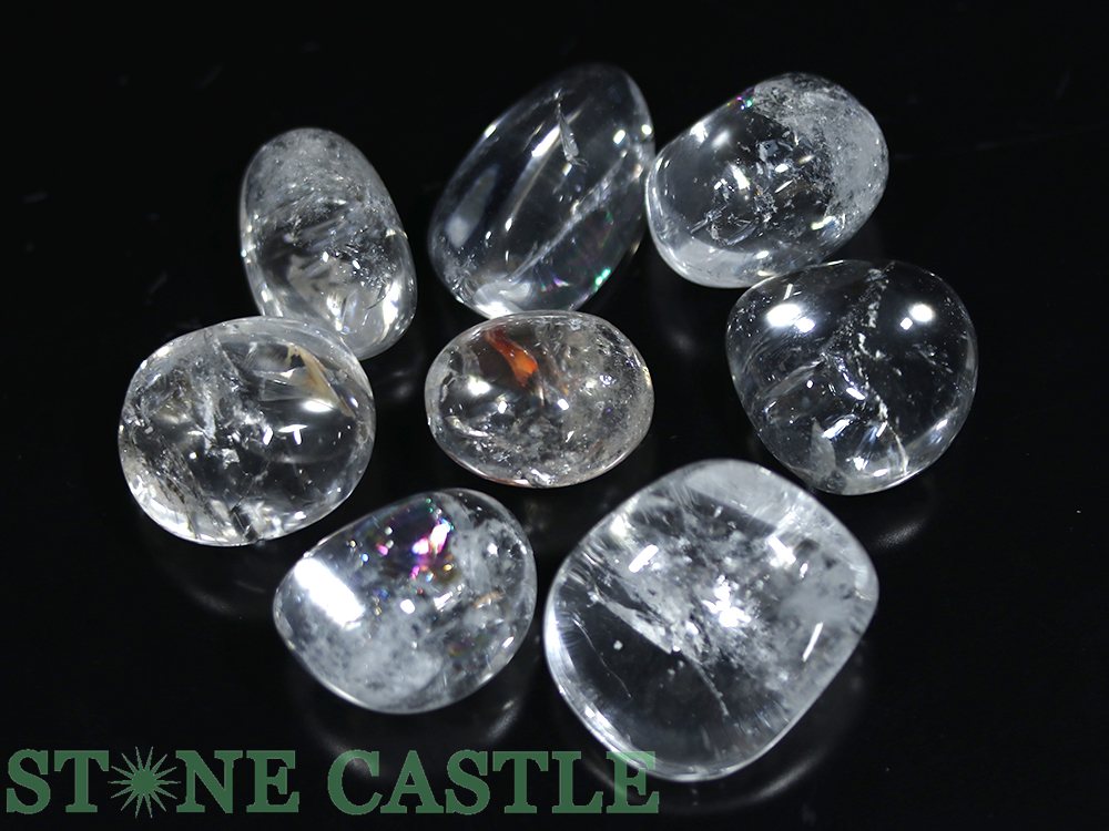 【特徴】透明の高い水晶に所々レインボーが輝きます。【仕様】サイズ：約28x19x23〜39x23x34mm　総重量：約206g【パワーストーン】水晶：万能のパワーストーンとしてお馴染みです。邪気祓い、場の浄化の他、あらゆる開運のサポートとし...