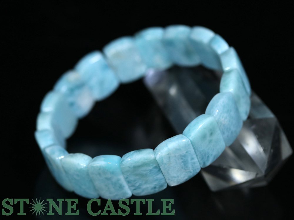 【特徴】5Aグレードは、ラリマーの中でもトップクラスの品質を誇るグレードで、特に色のコントラストと模様の美しさに優れた一本です。濃く鮮やかなブルーの中に、白が波のように流れ込む模様は、まるでカリブ海の波打ち際の水面をそのまま閉じ込めたかのよ...