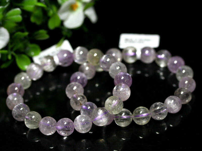 【特徴】透明度の高いハイグレードのクンツァイトです。淡いピンク色の玉に黄緑色の玉が数玉使われております。飴玉のような色合いが大変可愛らしく、人気の高いブレスレットです。玉によってクラックが入っている石もありますが、光がキラキラと反射して一粒...