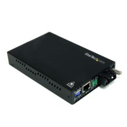 マルチモード光ファイバ(SC)を使用して10/100 Mbpsイーサネット接続を変換し最長2kmまで延長(接続、変換、拡張、分離、切換えを行うIT、 A / Vプロフェッショナルのためのパーツを製造しています StarTech.com（スタ...