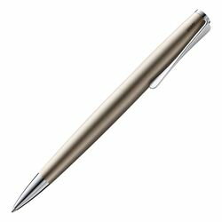 文具 ＞ 筆記具 ＞ 油性ボールペン。※こちらは【取り寄せ商品】です。必ず商品名等に「取り寄せ商品」と表記の商品についてをご確認ください。規格：ボールペン。本体重量：32g。保証書：販売時添付。サイズ：本体 約 縦12×横12×奥141mm。