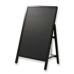 強風でも倒れない！安定感！2Lのペットボトルが置けるトレー付！。BB042。文具・事務用品 ＞ 掲示用品 ＞ 黒板 ＞ 。●片面小型の転倒防止機能付ブラックボードです。●マーカー、チョーク、マグネットが使える。●光の反射を防ぐつや消しタイプ...