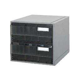 　※こちらは【取り寄せ商品】です。必ず商品名等に「取り寄せ商品」と表記の商品についてをご確認ください。A3カセッター （引出2段） (1台)。四面に共通サイズの溝があり（特許767494）、溝に合わせてスライドさせるだけで、容易に組み合わせ...