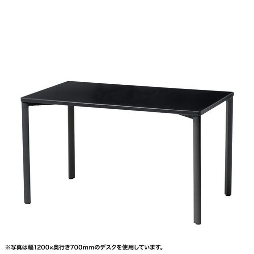 4本脚タイプの高耐荷重平机設置場所や設置機器、用途に合わせて20種類のサイズ、4種類の天板柄から選べるシンプルなデザインのデスクシリーズです。幅は1000〜1800mmで200mmピッチ、奥行は600〜900mmで100mmピッチのサイズバ...