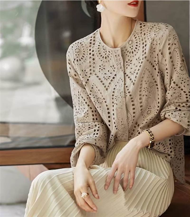 可愛くて大人っぽい、ブラウスの登場です。前開きのデザインで、女性らしい雰囲気を演出してくれます。ラウンドネックなので、首元がすっきりと見え、顔回りも美しく引き立ちます。シンプルで上品なデザインなので、様々なシーンで活躍してくれます。春夏秋と...