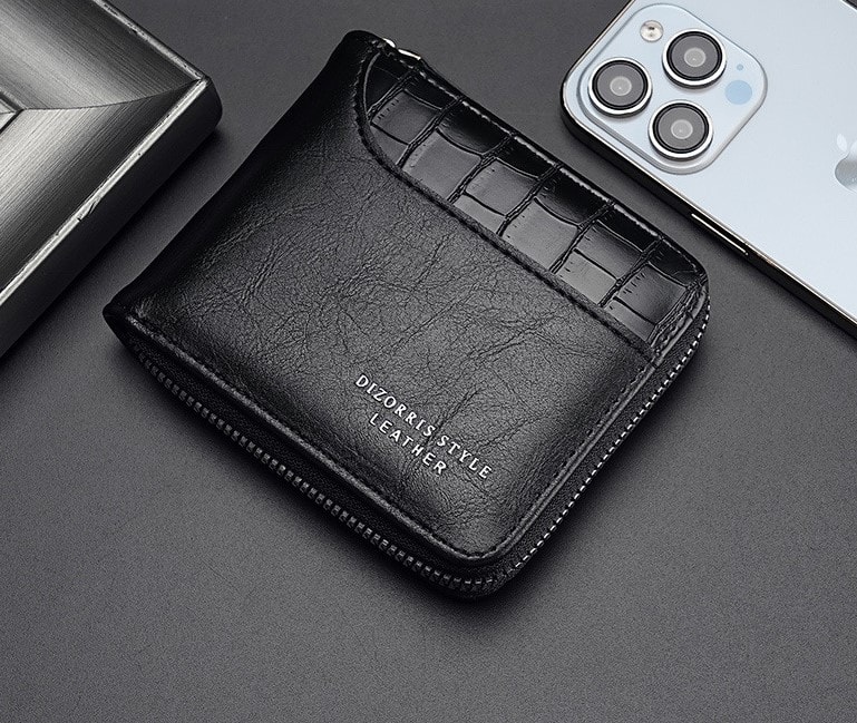 　　　 ◆◇◆売れている秘密◆◇◆ 【洗練されたクロコ型押しデザイン】溢れるクロコダイル調のパッチワークが目を惹く二つ折り財布です。独特のヴィンテージ加工を施した石目調の質感が、大人の男性に相応しい落ち着いた印象を演出。ビジネスシーンからカ...