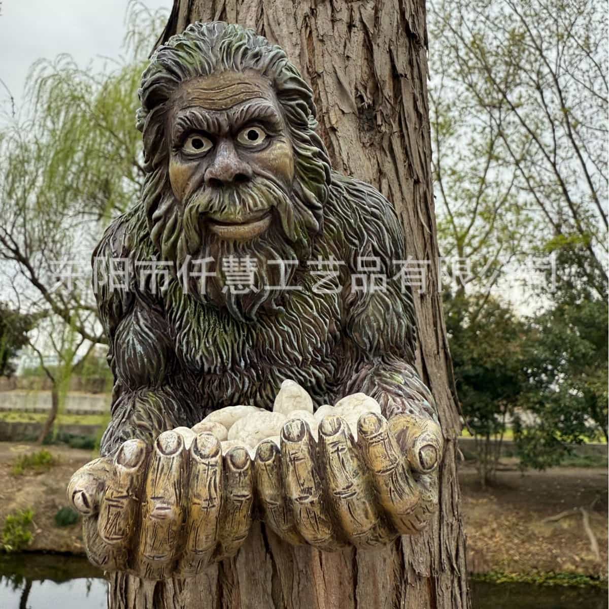 　　　 ◆◇◆売れている秘密◆◇◆ 【ビッグフット置物・ガーデンオーナメント】伝説のUMAをモチーフにした、インパクト抜群のガーデンオブジェです。リアルな毛並みや表情豊かなデザインが、お庭にユニークな物語性をプラス。一目見るだけでゲストを驚...