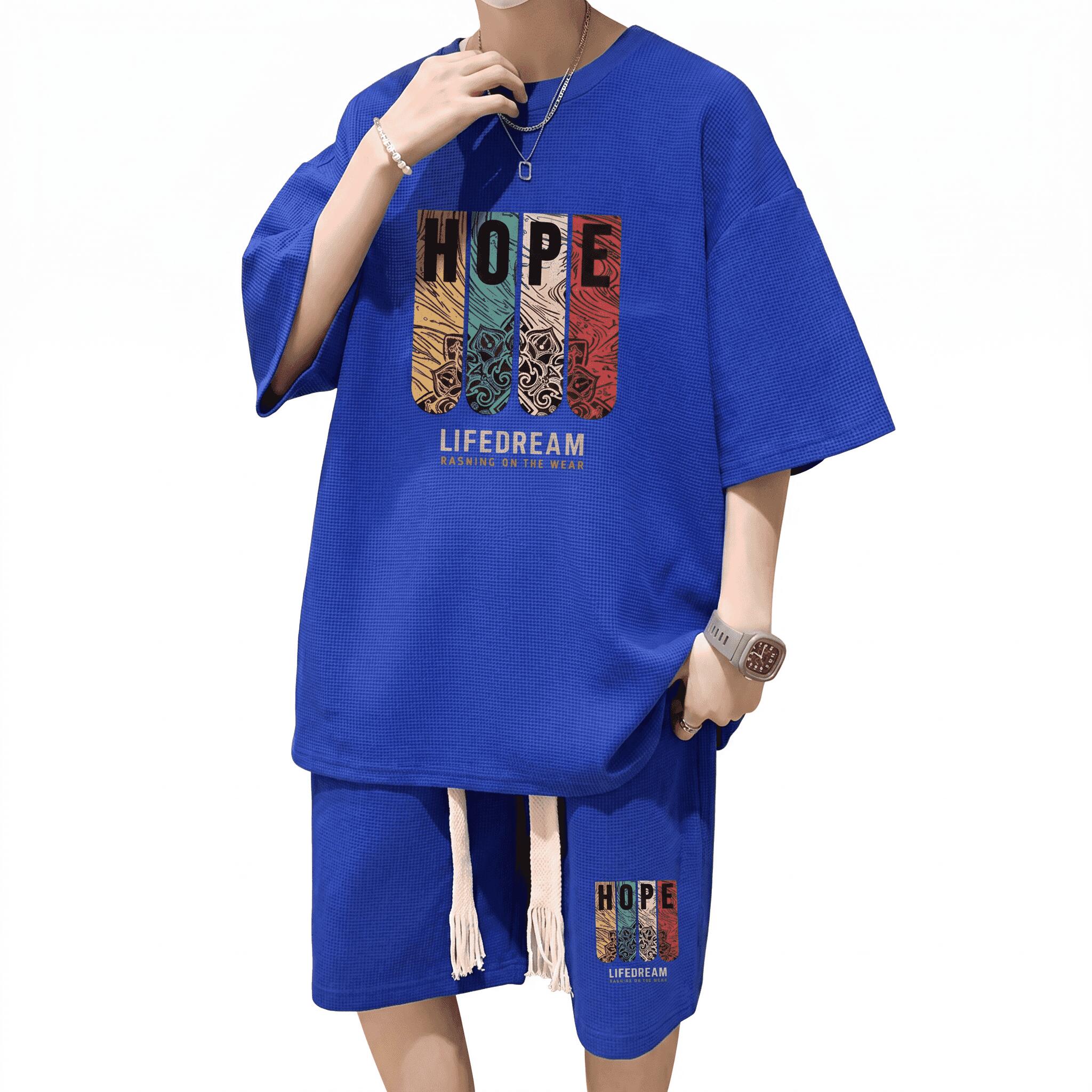 　　　 ◆◇◆売れている秘密◆◇◆ 【レトロなグラフィックデザイン】ヴィンテージ感漂う「HOPE」ロゴが目を引く、ストリート感満載の半袖Tシャツとショートパンツの上下セットです。トレンドのオーバーサイズシルエットを採用しており、着るだけで今...