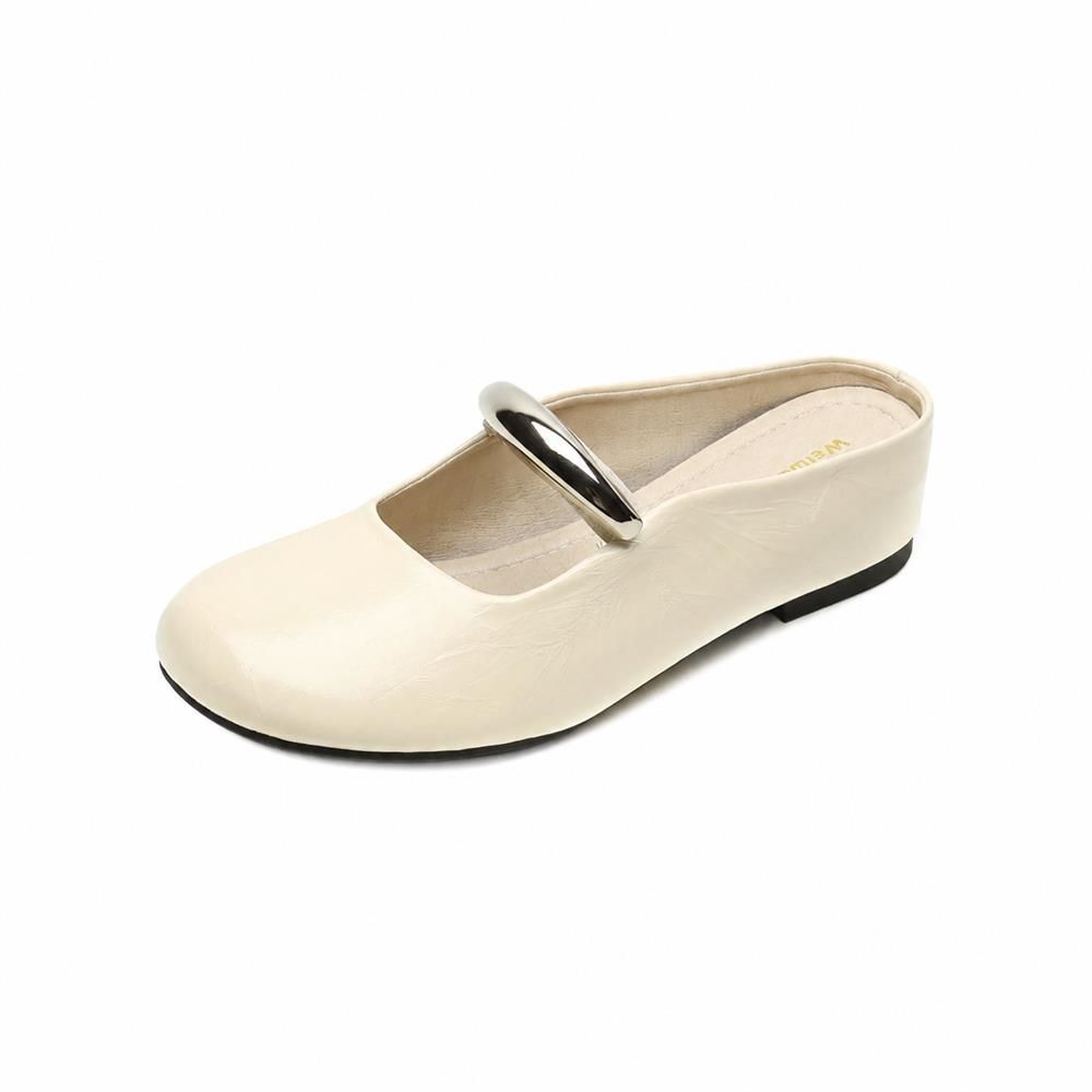 　　　 ◆◇◆売れている秘密◆◇◆ 【洗練されたフレンチデザイン】上品な光沢を放つシルバー パンプスは、足元から華やかさを演出します。丸いつま先のフォルムが女性らしい優しさを醸し出し、メタリックカラーがトレンド感をプラス。シンプルながらも存...