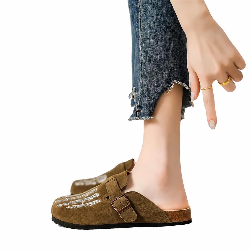 　　　 ◆◇◆売れている秘密◆◇◆ 【目を引く立体デザイン】な牛革を使用したサボサンダルに、遊び心溢れる3D立体ボーン刺繍を施しました。この牛革サボサンダルは、足元に圧倒的な個性をプラスし、いつものコーディネートを格上げします。上質な本革素...