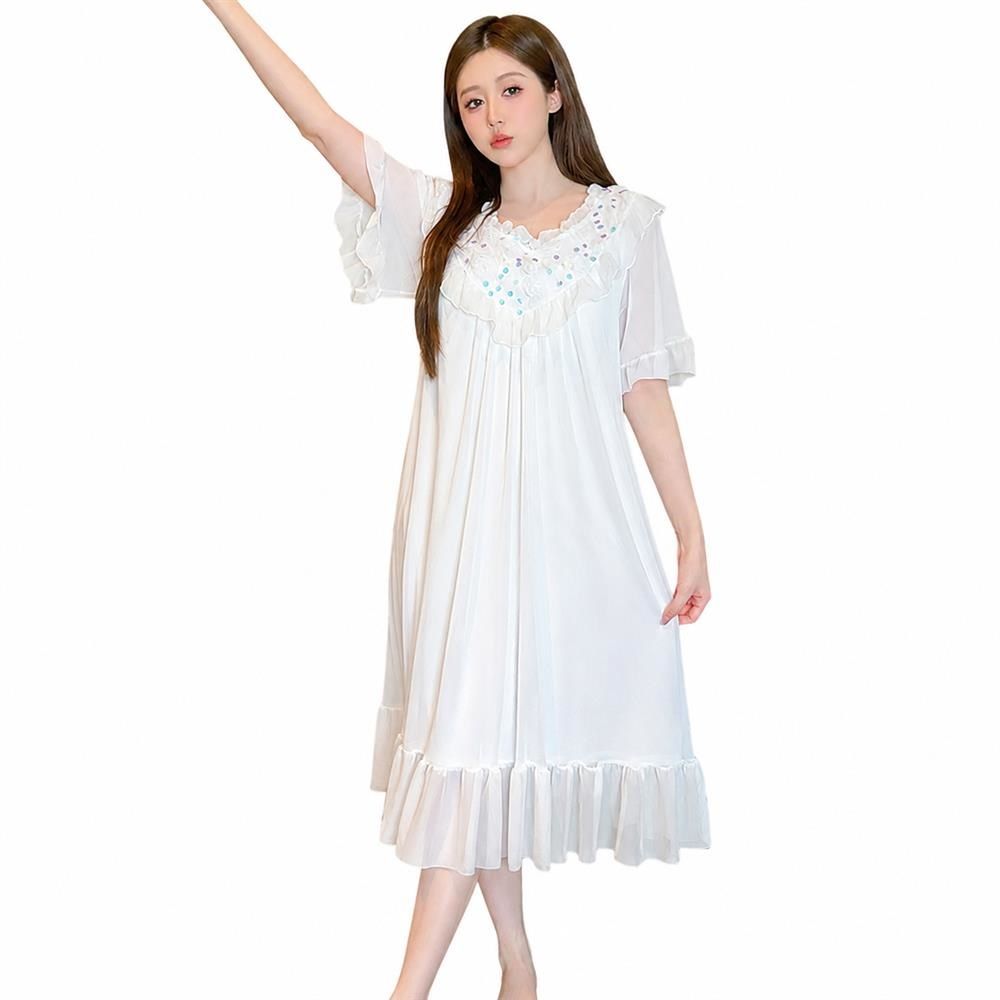 　　　 ◆◇◆売れている秘密◆◇◆ 【上品な姫系ルームウェア】プリンセスのような輝きを放つスパンコールと繊細なレースをあしらった、華やかで可愛いレディースルームワンピースです。ふんわりとしたチュールネットが歩くたびに優雅に揺れ、おうちでのリ...