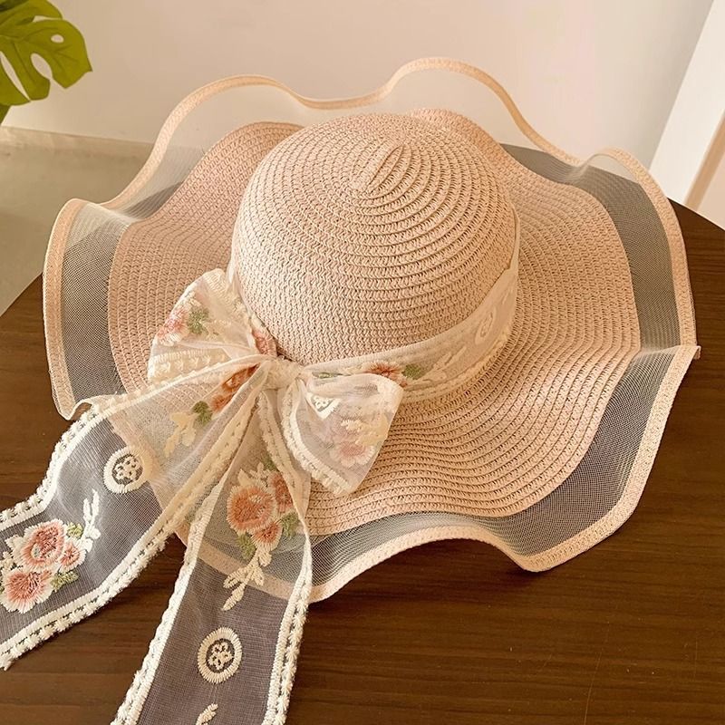 　　　 ◆◇◆売れている秘密◆◇◆ 【上品なレースデザイン】繊細な花柄刺繍レースと柔らかなストロー素材を組み合わせたレディース麦わら帽子です。波打つようなウェーブ状のつばデザインが、女性らしさと甘い雰囲気を引き立てます。この夏用レディース帽...