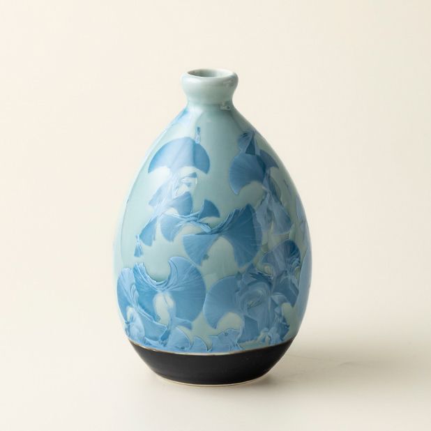 　　　 ◆◇◆売れている秘密◆◇◆ 【美しい結晶釉の陶器花瓶】光の加減で表情を変える窯変結晶釉を施したおしゃれな陶器製花瓶です。淡く上品なグリーンカラーと自然な結晶模様が美しく、お部屋に置くだけでされた和モダンな雰囲気を演出します。手作業の...
