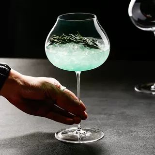 　　　 ◆◇◆売れている秘密◆◇◆ 【美しい極細ステム】アートピースのような佇まいのワイングラスです。繊細でスリムな脚部と丸みのある大きなボウルが、テーブルの上を華やかに彩ります。透明感溢れるこのガラスコップは、注いだワインの美しい色合いを...