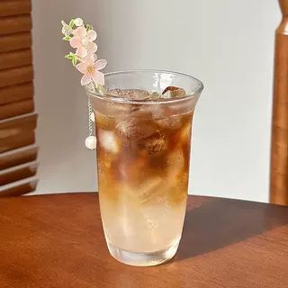 　　　 ◆◇◆売れている秘密◆◇◆ 【レトロモダンな美しいデザイン】緩やかに広がる上品なフォルムと透明感が美しいおしゃれなガラスコップです。伝統的な東洋の美学と現代のモダンデザインが融合し、テーブルを華やかに彩ります。お気に入りのドリンクを...