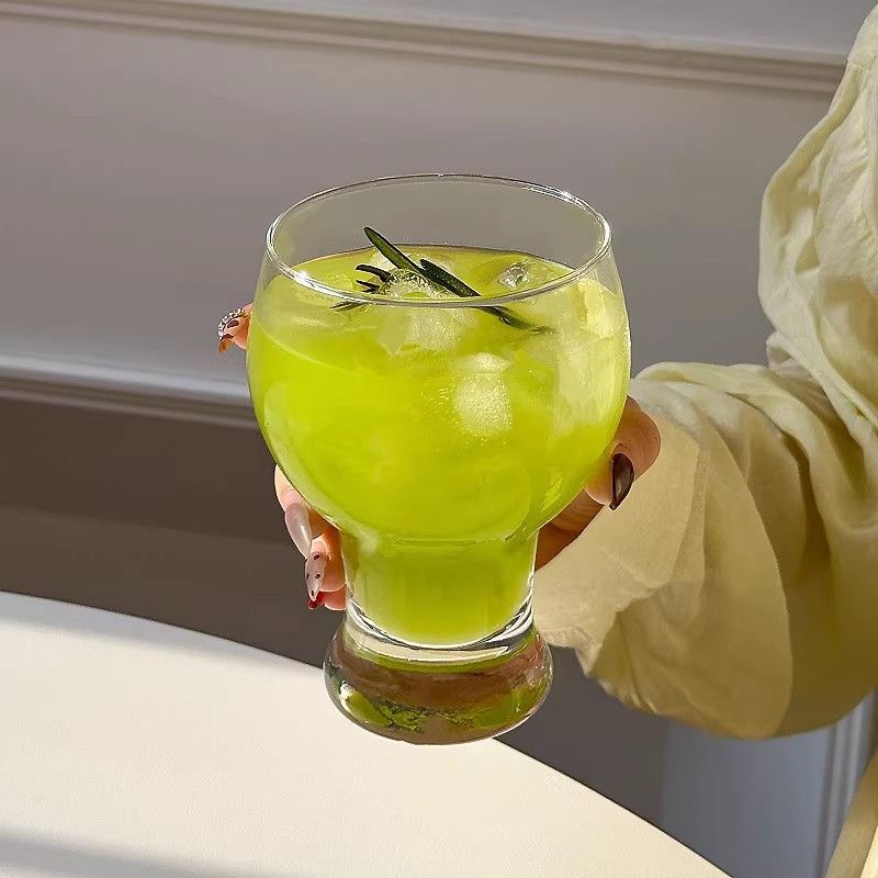 　　　 ◆◇◆売れている秘密◆◇◆ 【おしゃれなデザイン】丸みのある可愛らしいフォルムと安定感のある土台が魅力的なおしゃれなグラスです。透明度の高いクリアガラスを採用しており、注いだドリンクの色彩を美しく引き立てます。テーブルに置くだけで、...