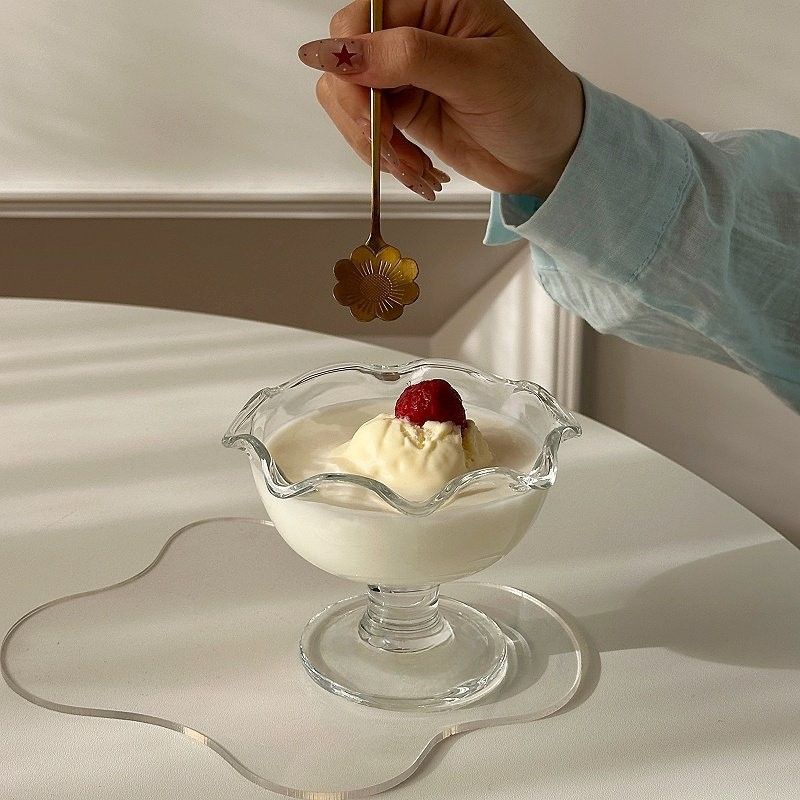 　　　 ◆◇◆売れている秘密◆◇◆ 【華やかなフリルデザイン】花びらのような美しいウェーブエッジが特徴のガラスコップです。透明感の高いガラス素材を使用し、光を反射して食卓をロマンチックに彩ります。カフェ風のおしゃれなデザートカップとして、置...